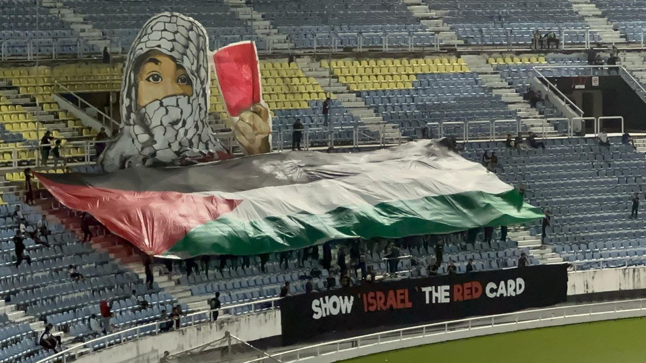 ‘Show Red Card To Israel’ Ultras Tranung Raih Perhatian Dunia | Hot FM